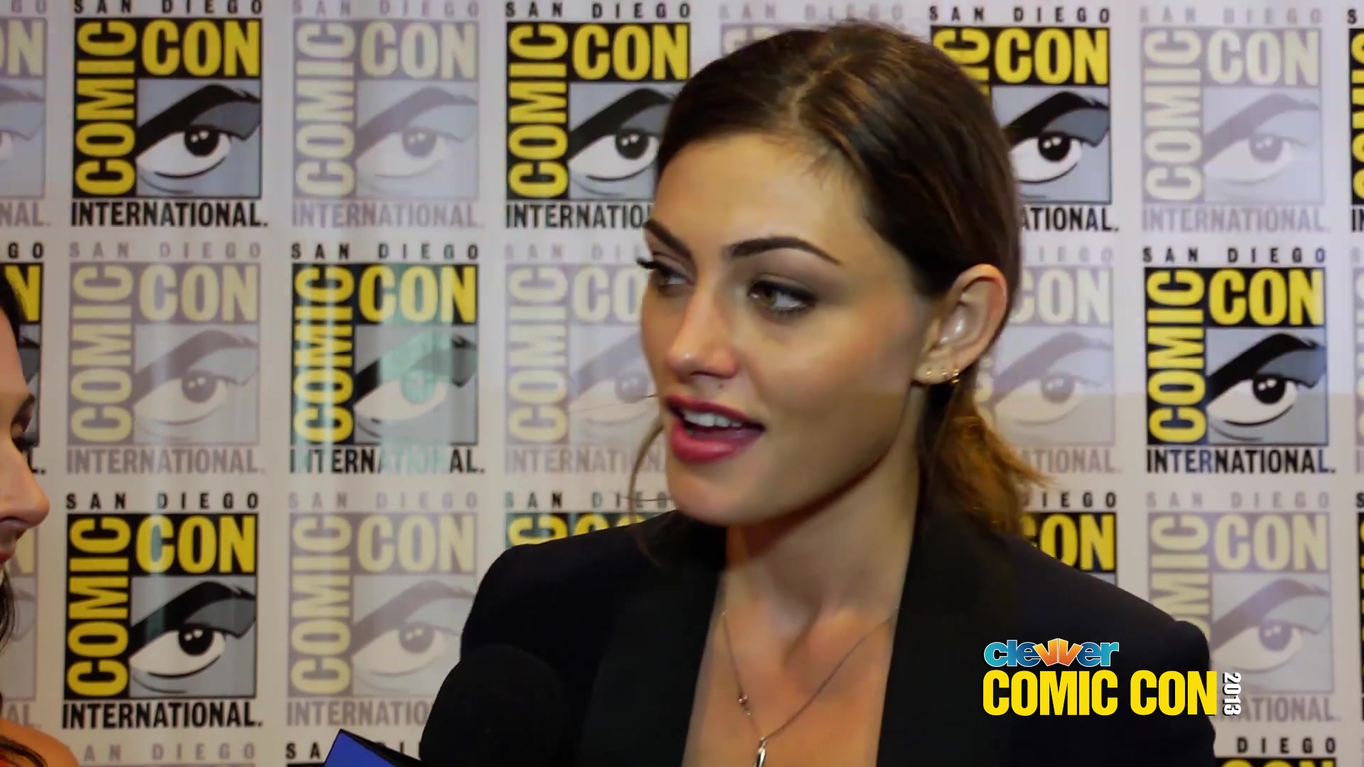 Clevver - Phoebe talks Klaus and Hayley's relationship ...