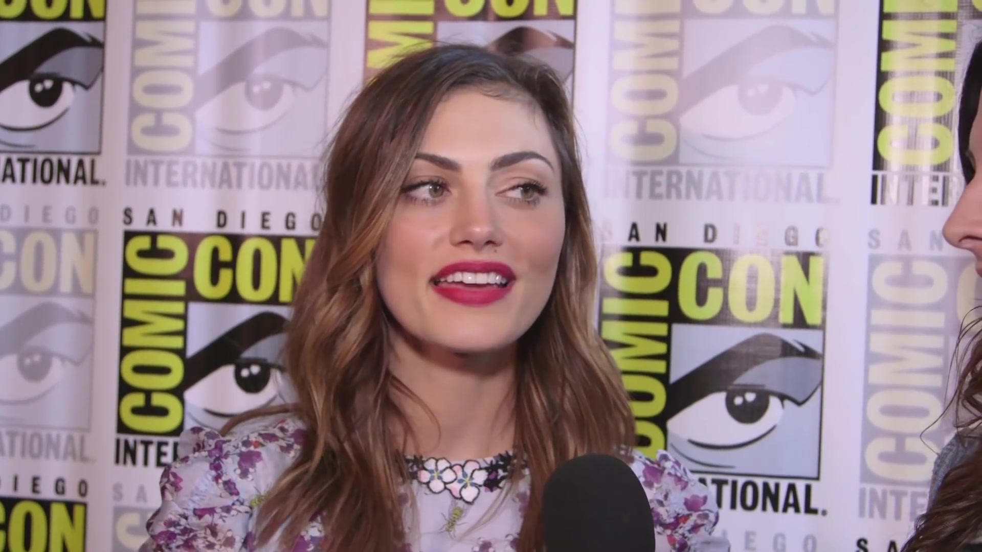 Clevver TV - Phoebe Tonkin SDCC interview - sdccsixteenint075 - Phoebe ...