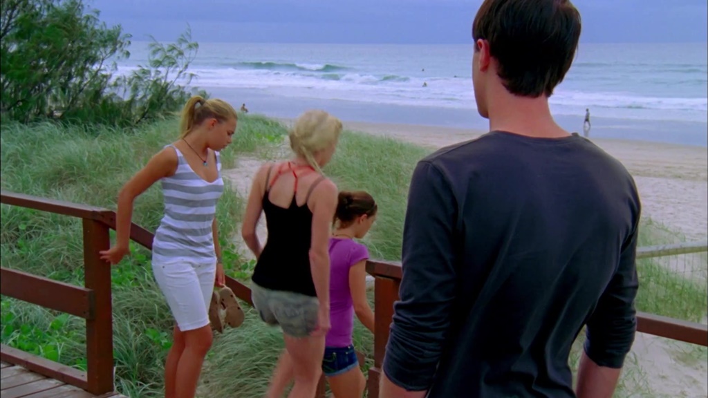 3x26 - Graduation - h2o s03e26 0085 - Phoebe Tonkin Web